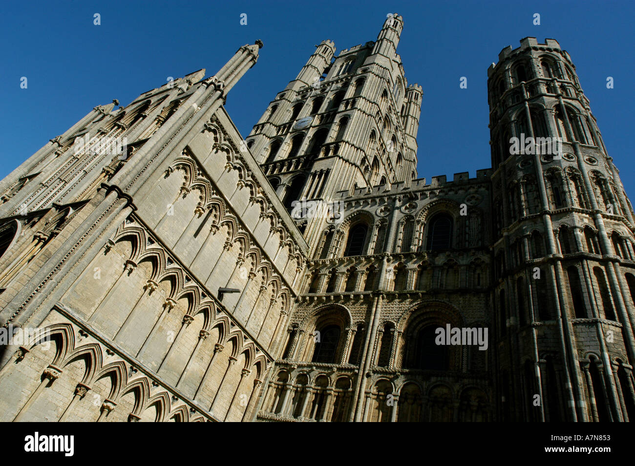 ELY CATHEDRAL CAMBRIDGESHIRE SITS HIGH ON THE ISLE OF ELY ABOVE THE ...