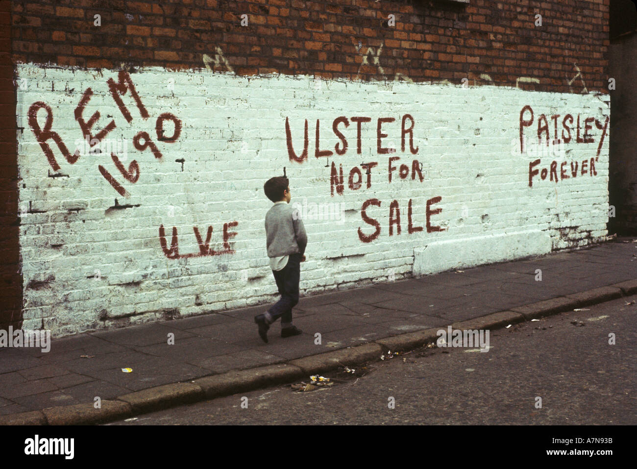 The Troubles Wall painting mural Belfast "Remember 1690, UVF Ulster ...