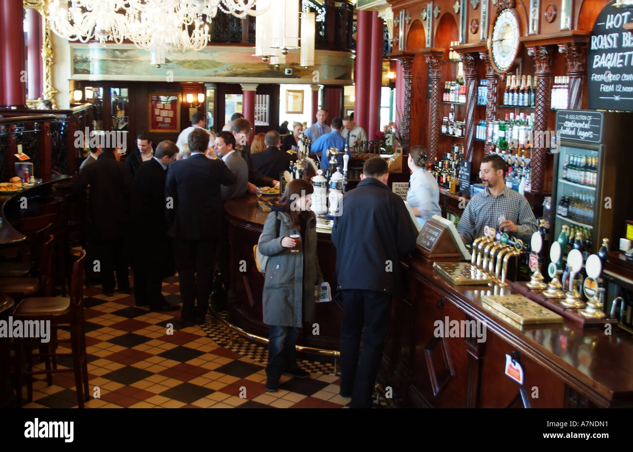 Pub interior busy hi-res stock photography and images - Alamy