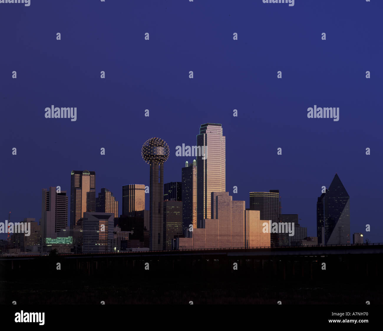 Dallas skyline view hi-res stock photography and images - Alamy