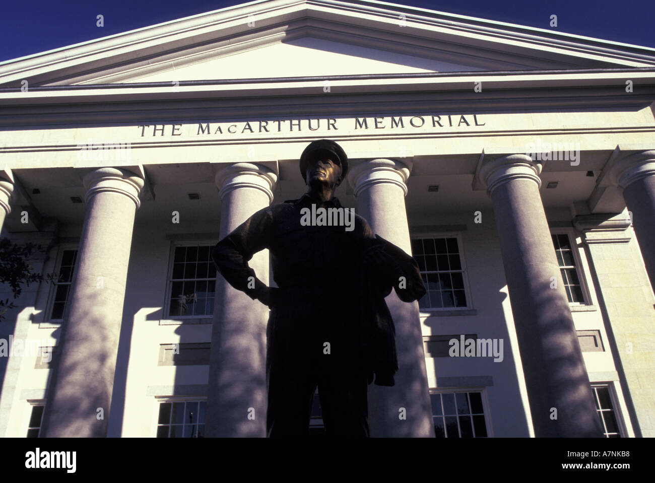 Memorial to us general douglas macarthur statue of the general hi-res ...
