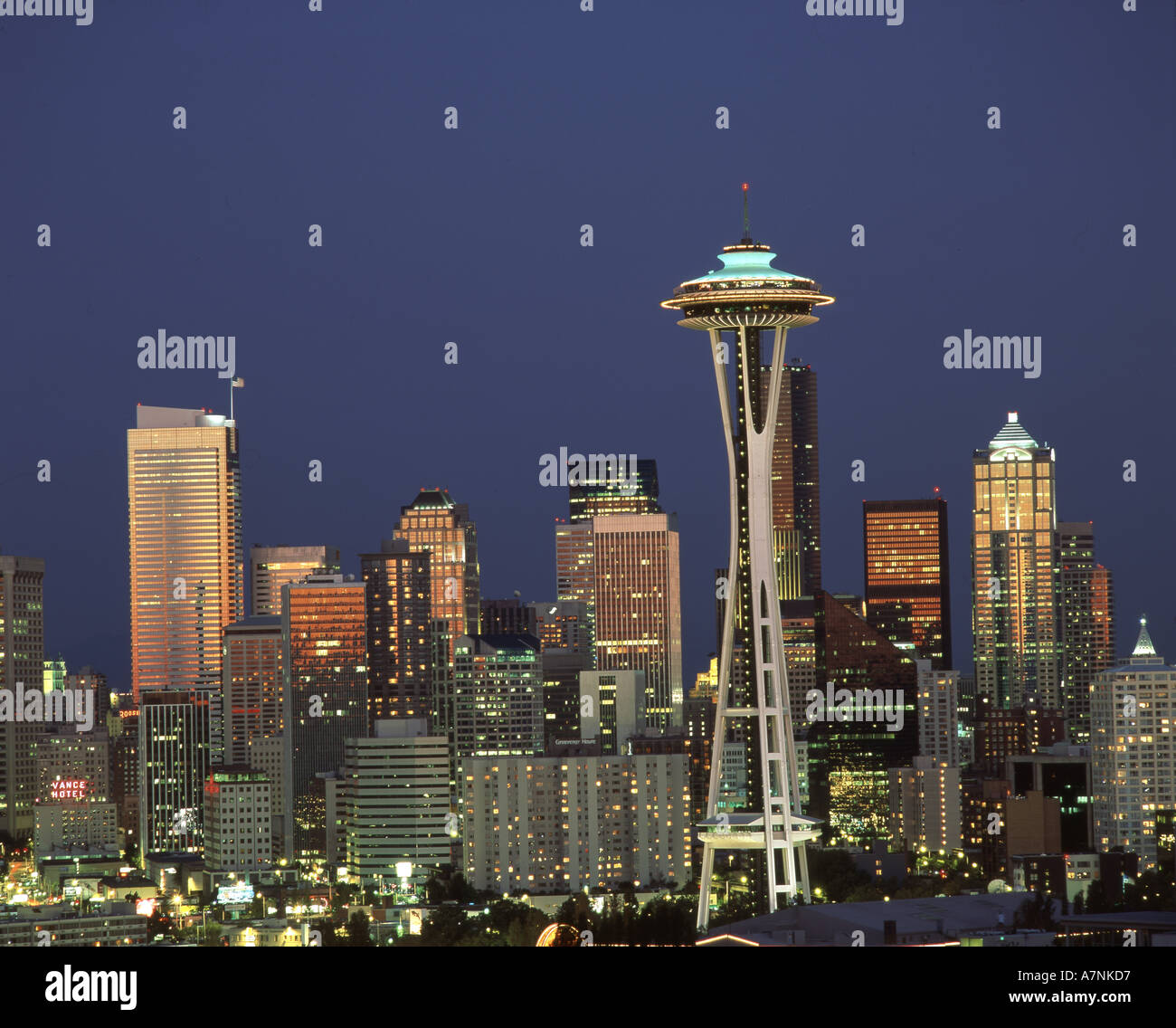 Seattle cityscape night washington hi-res stock photography and images ...