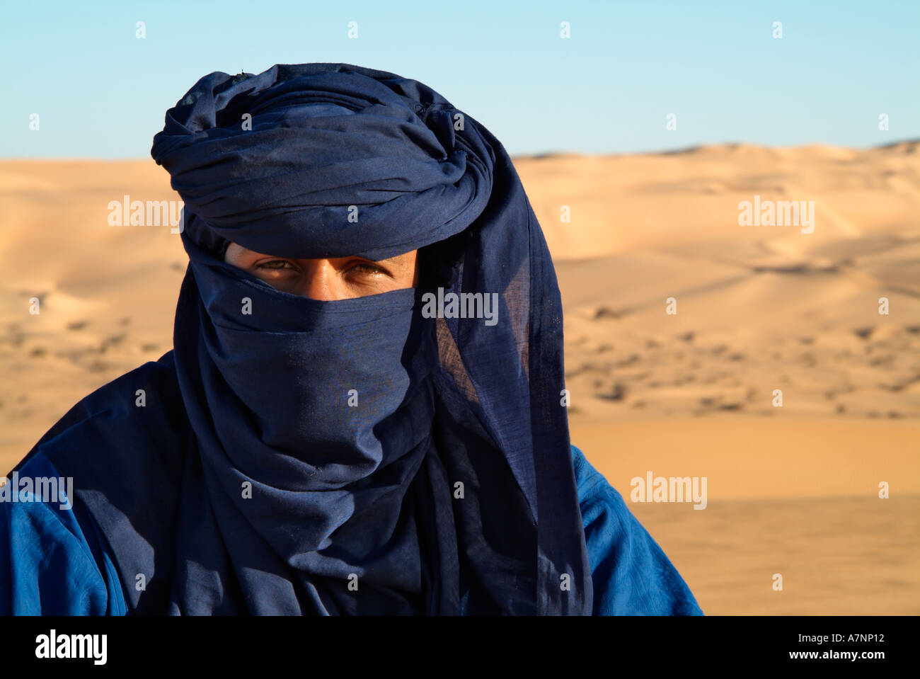 Tuareg man, Idehan Ubari sand sea, Sahara Desert, Libya Stock Photo - Alamy