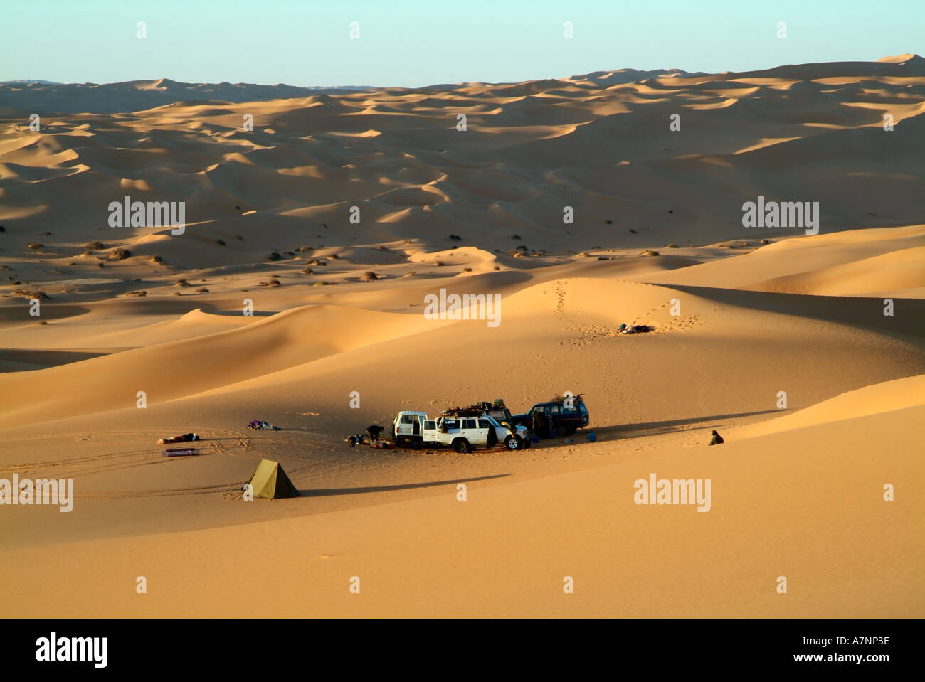 Jeep in desert sand colour hi-res stock photography and images - Alamy