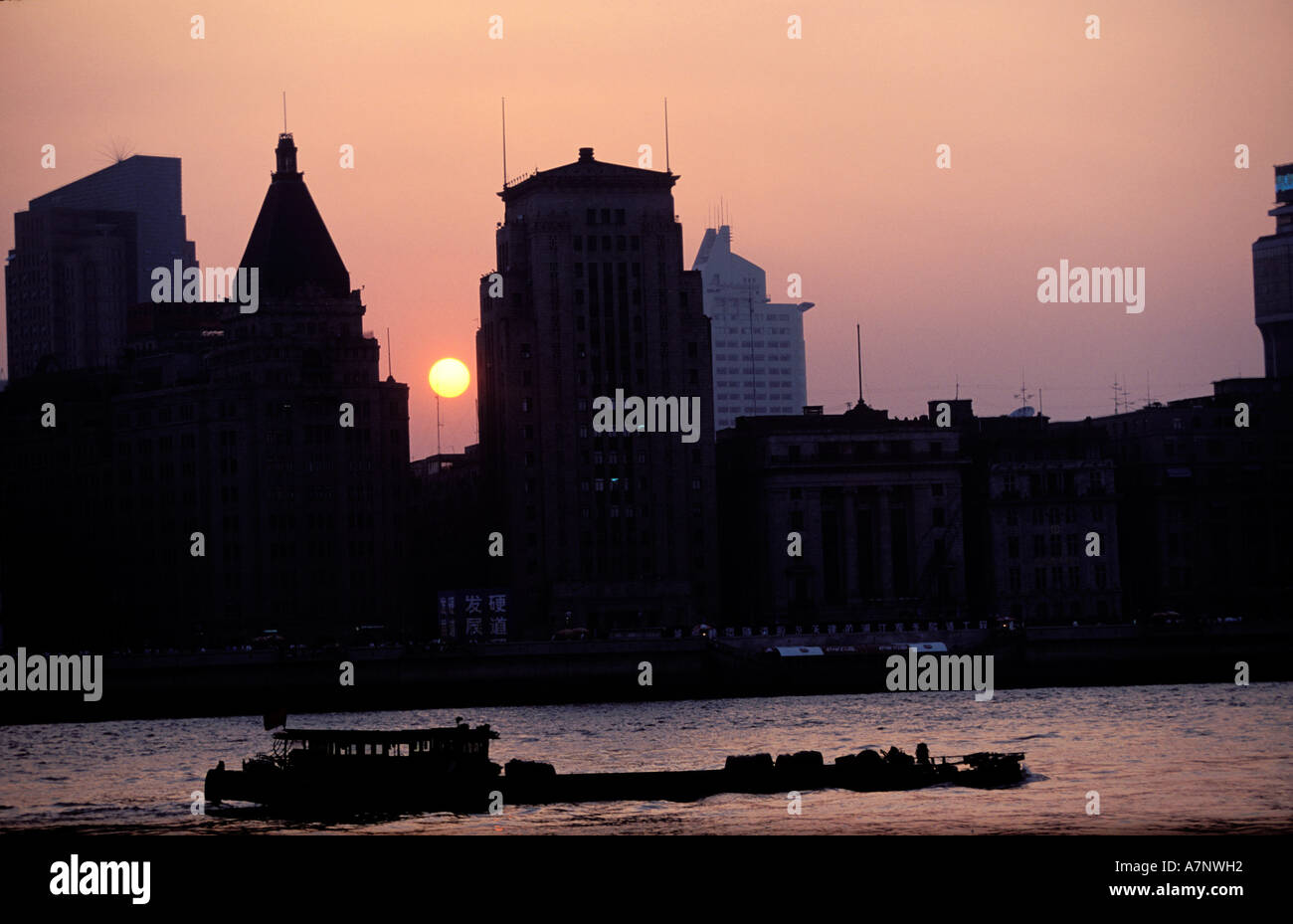 China, Shanghai city, the Bund, symbol of 30's Neoclassical ...