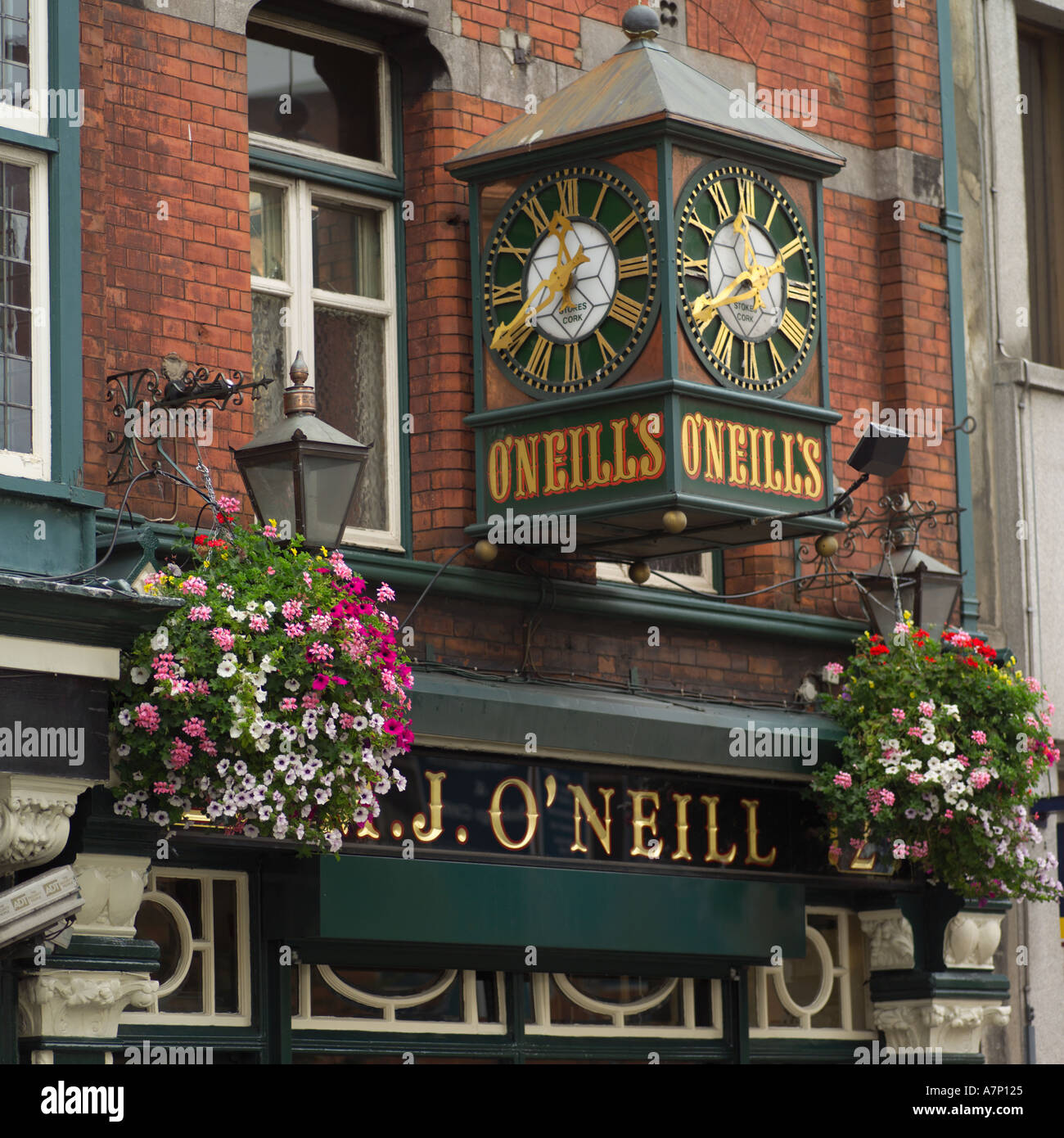 Dublin wall clock hi-res stock photography and images - Alamy