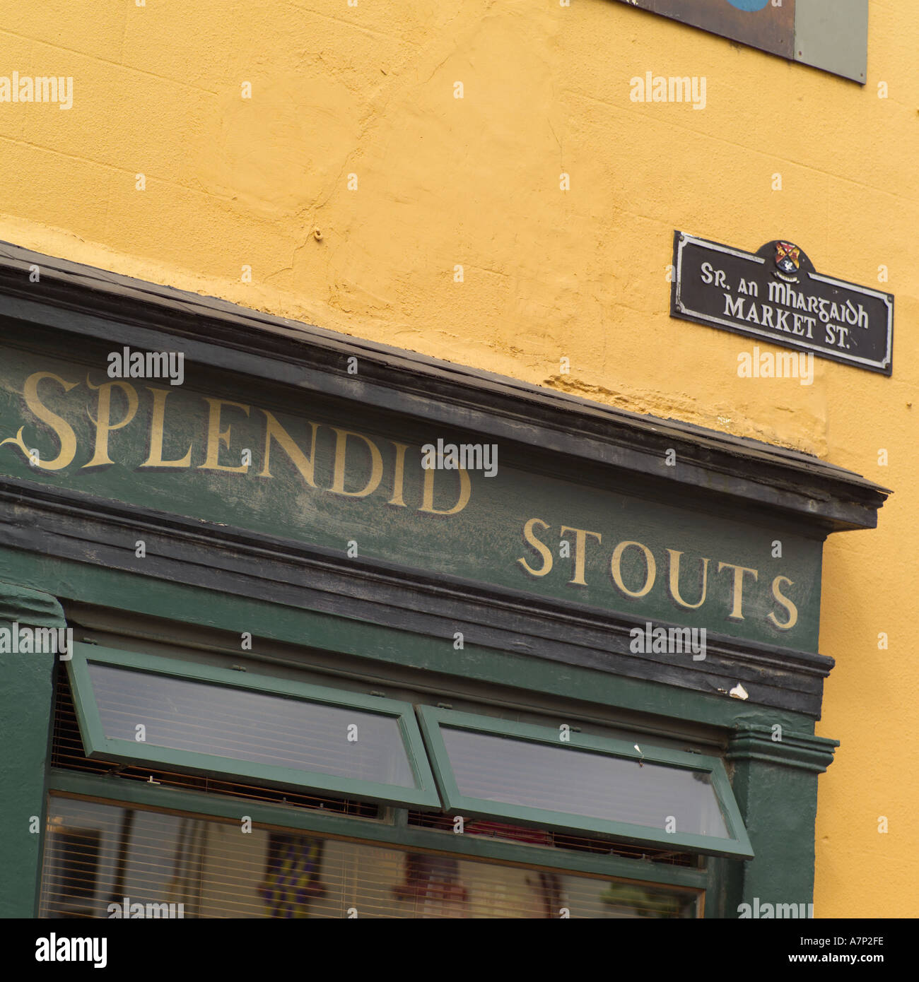 Pubs sign letters hi-res stock photography and images - Alamy