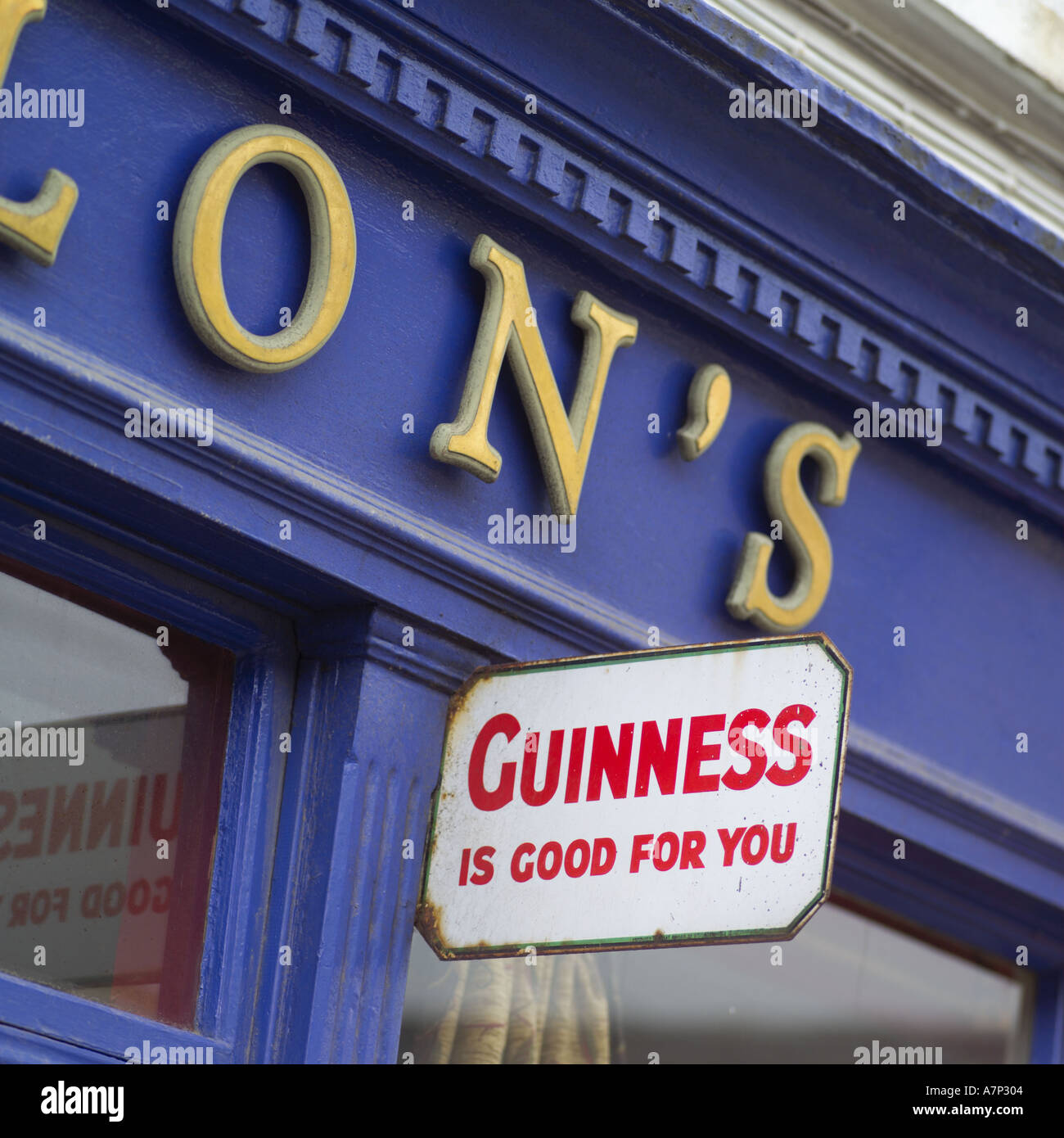 Pubs sign letters hi-res stock photography and images - Alamy