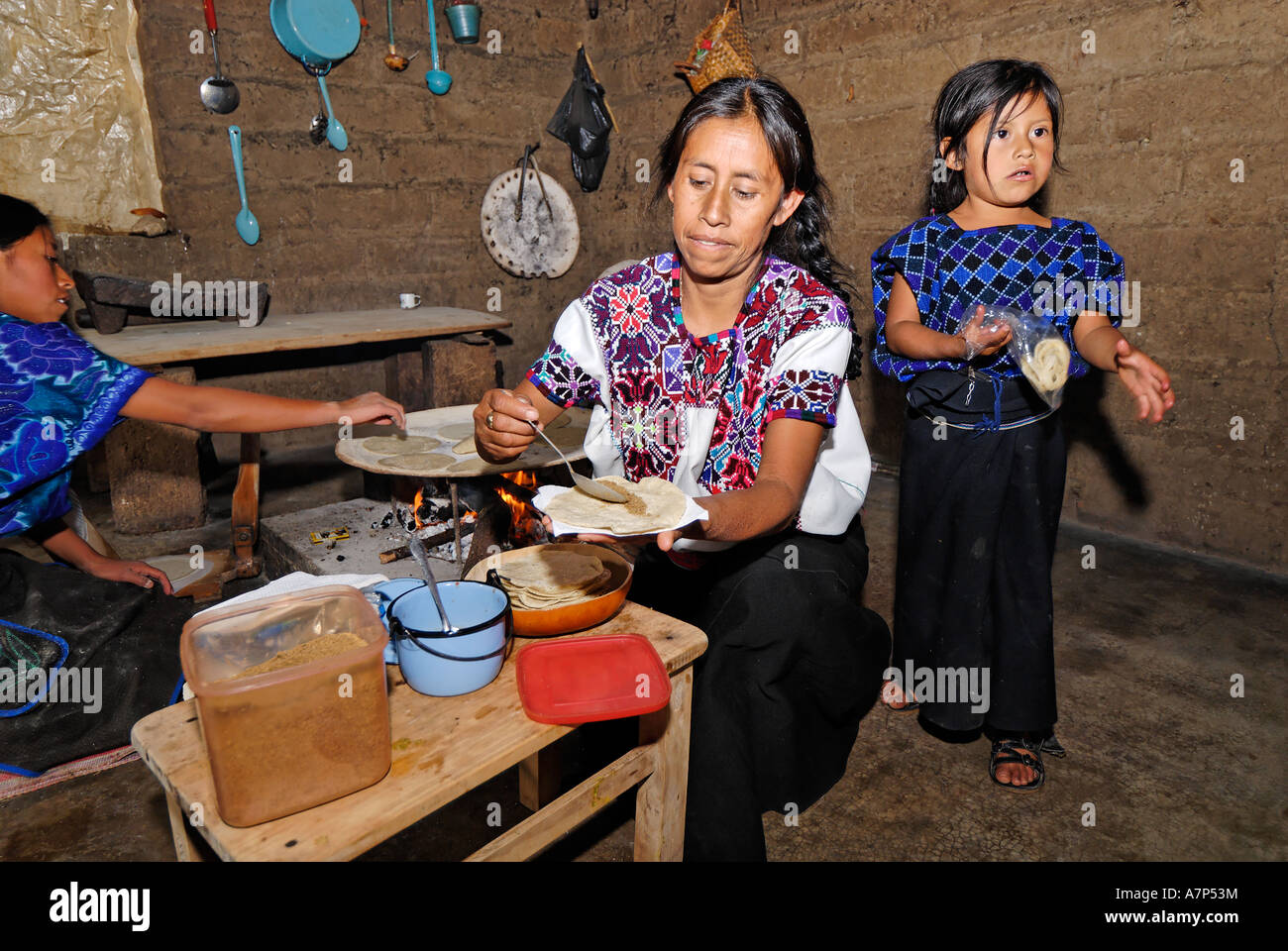 Maya woman baking tortillas Chiapas Mexico Stock Photo - Alamy
