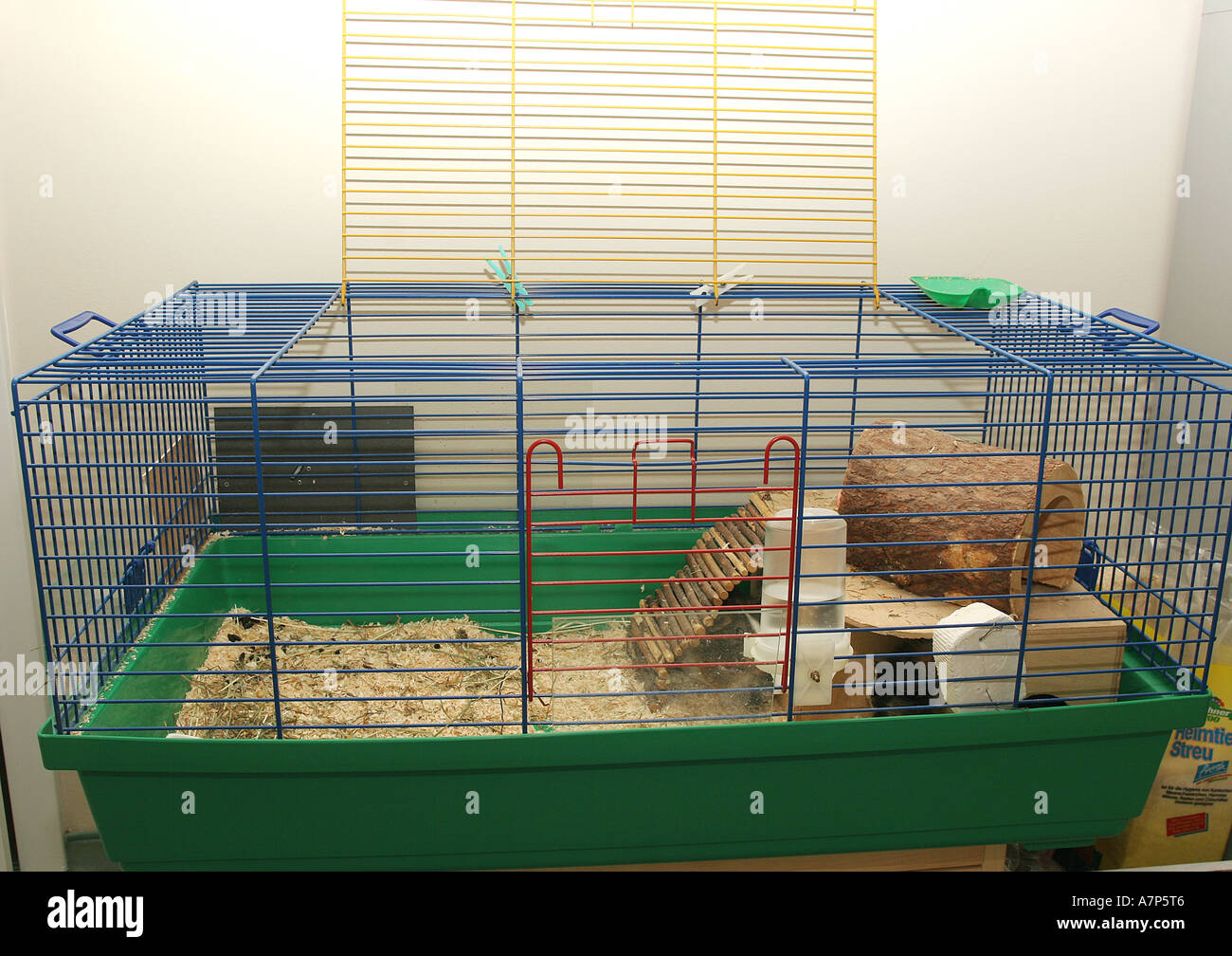 Pet cage hi-res stock photography and images - Alamy