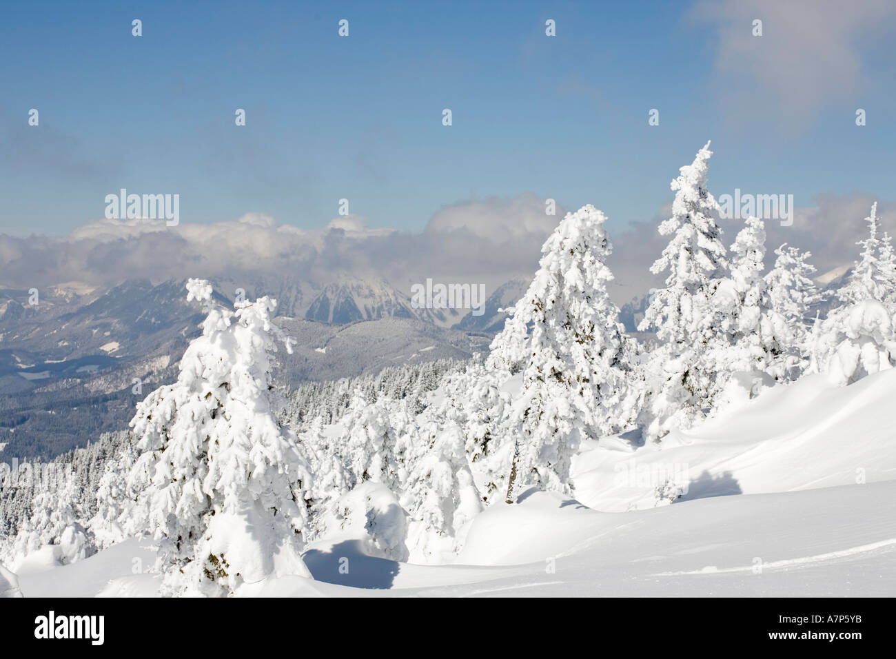 Montain behind hi-res stock photography and images - Alamy