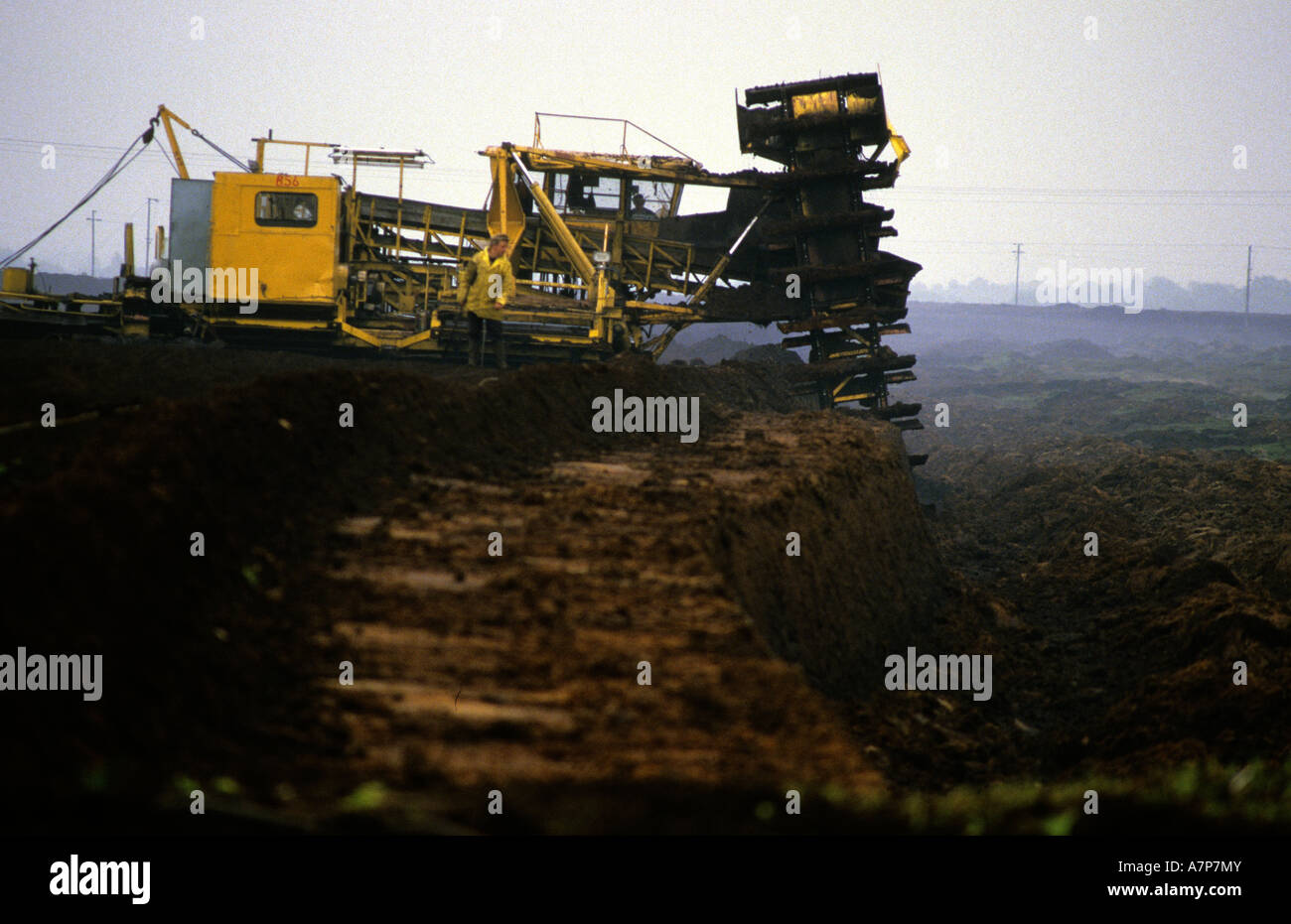 PEAT DIGGING MIDLANDS IRELAND Stock Photo - Alamy