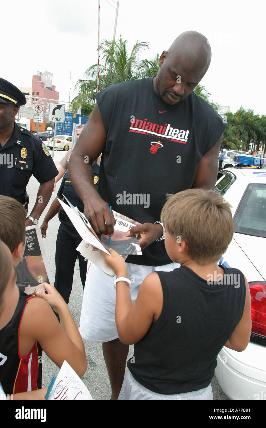 Ross Lynch Signing Autographs