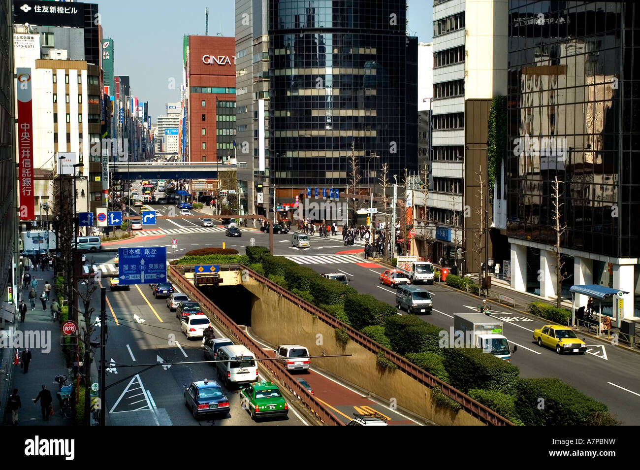 Japan Tokyo Asian road cars traffic transport rush Stock Photo - Alamy