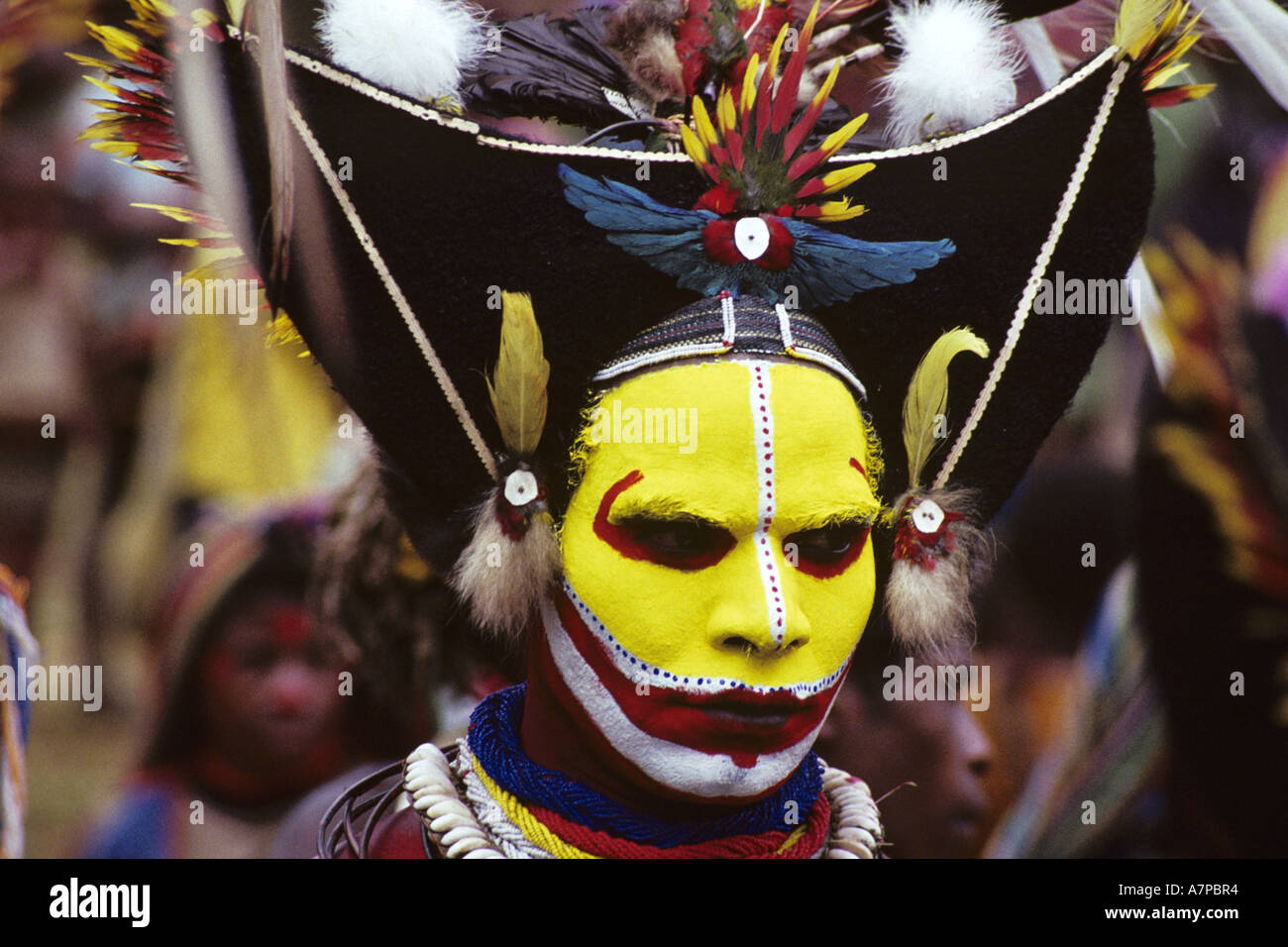 man at the Sing Sing of the Huli and Duni at Independance National Day ...