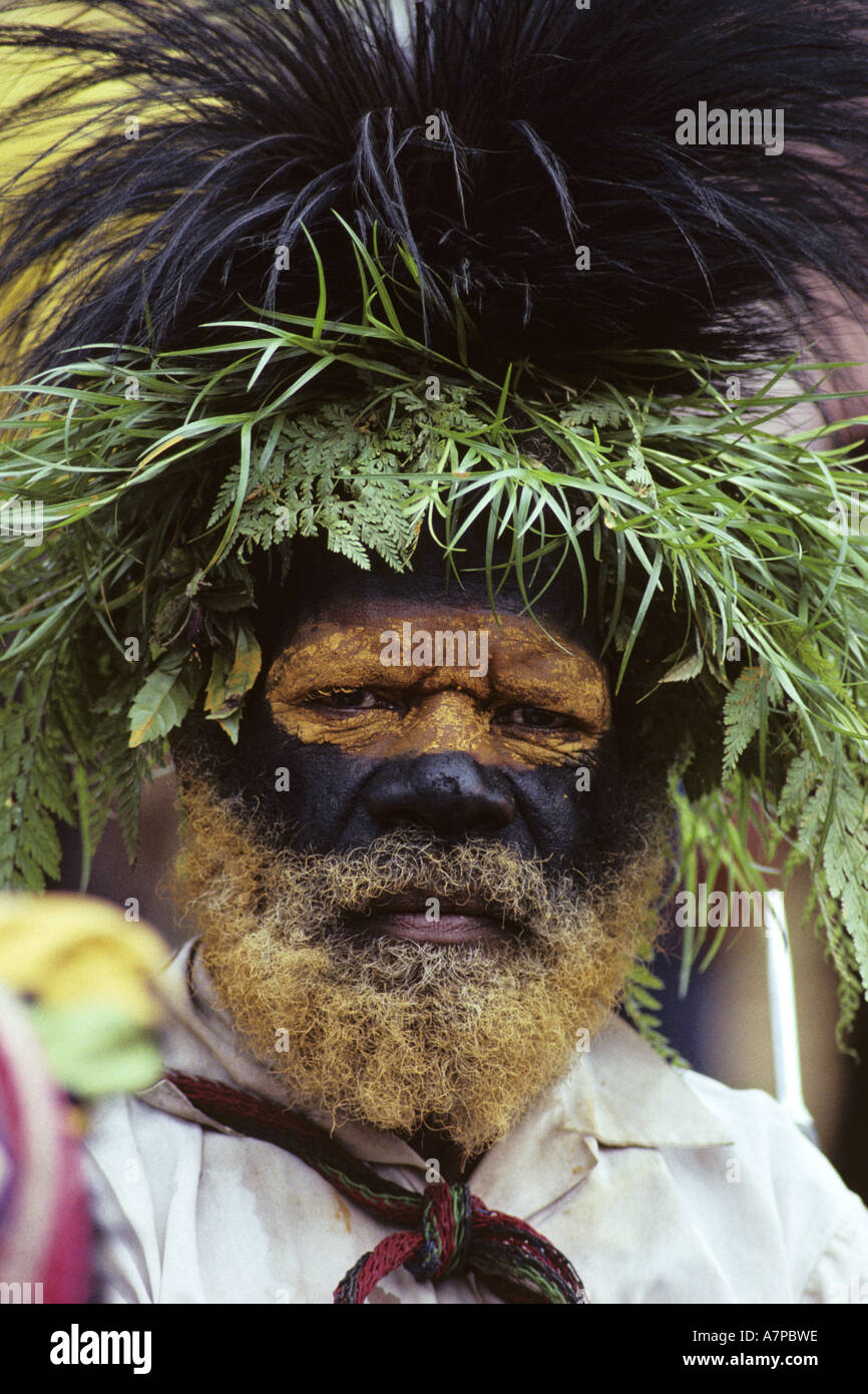 man at the Sing Sing of the Huli and Duni at Independance National Day ...