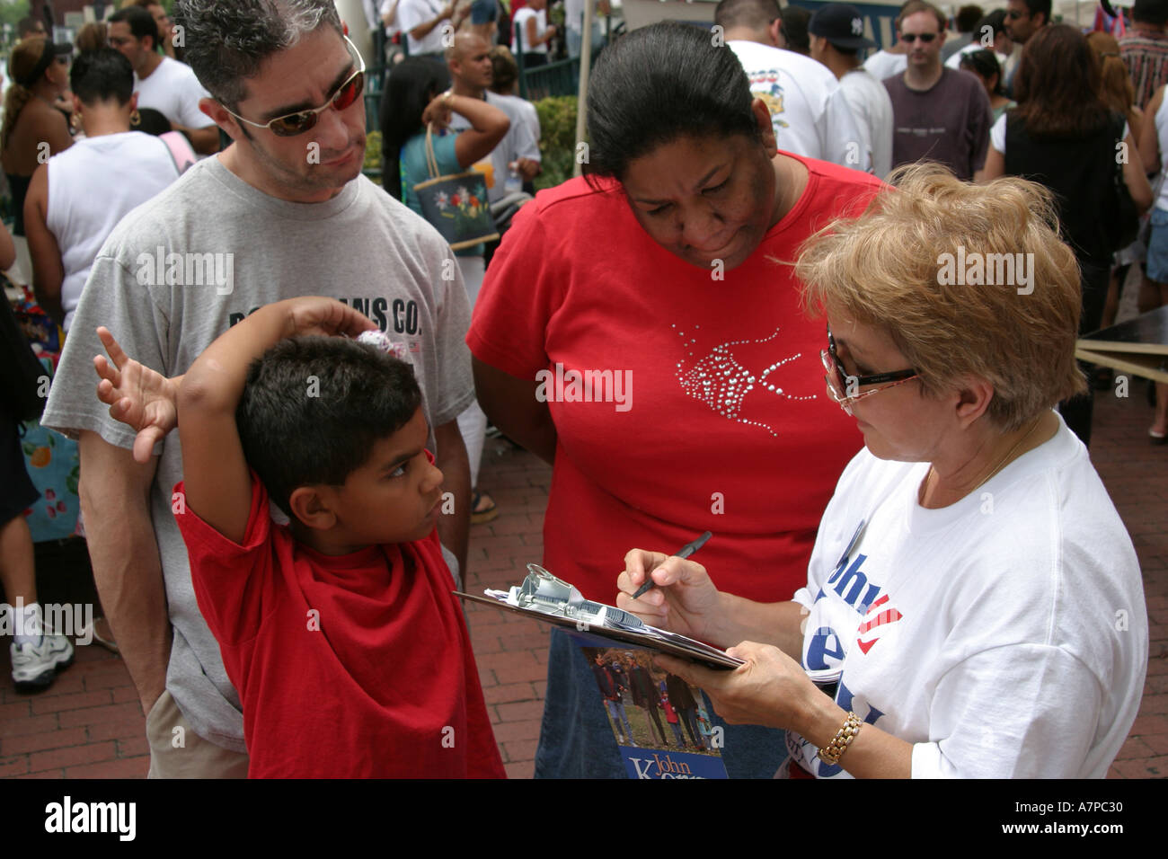 Child helping mother latin america hi-res stock photography and images ...