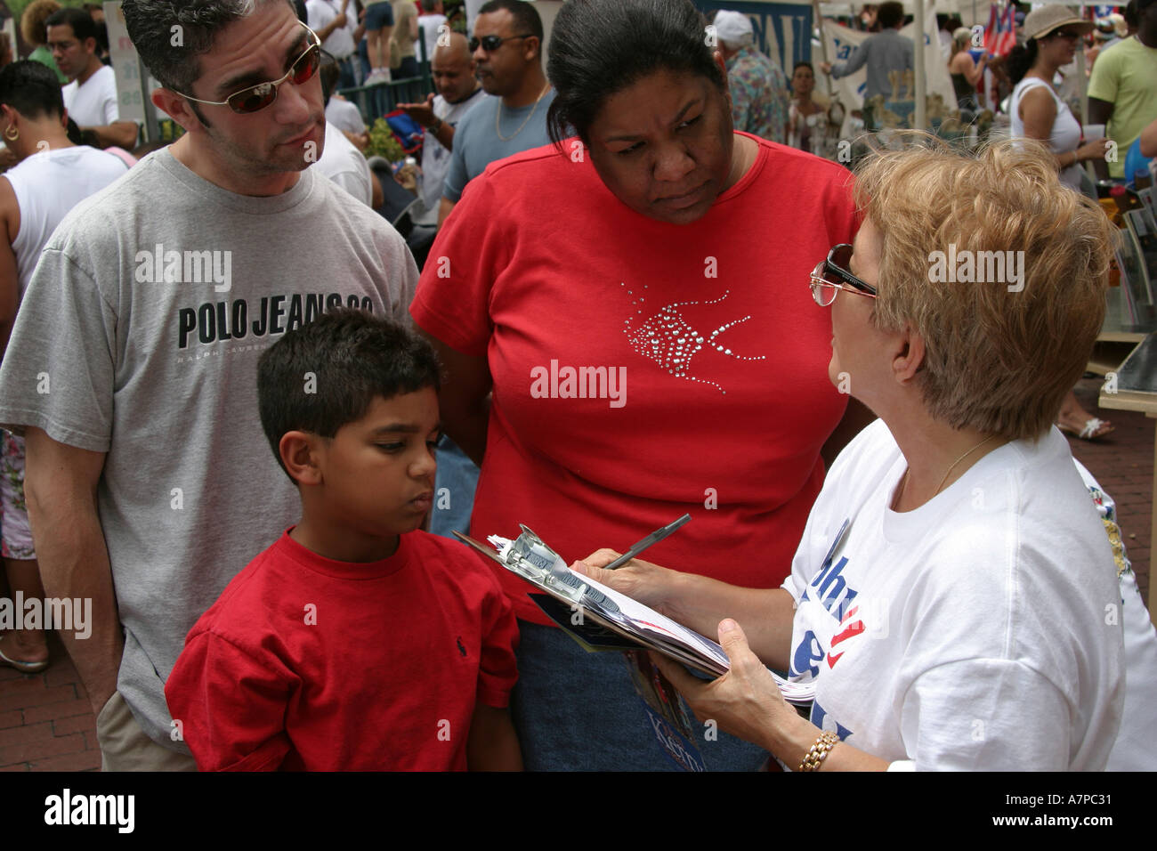 Child helping mother latin america hi-res stock photography and images ...