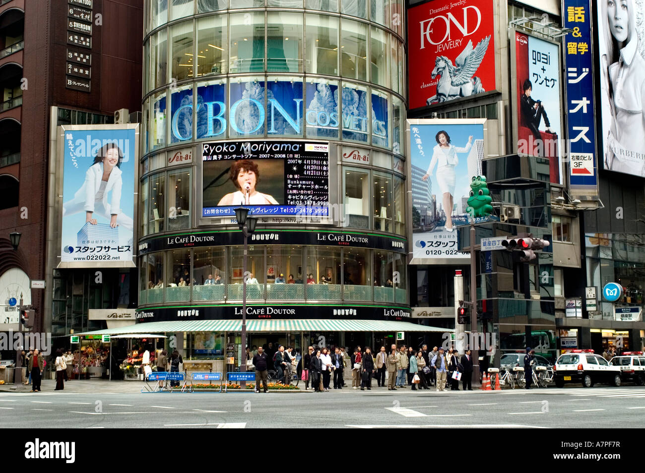 Ginza Tokyo fashion luxury shop trendy fashionable Stock Photo - Alamy