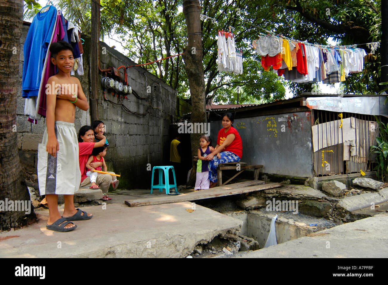Manila street family hi-res stock photography and images - Alamy
