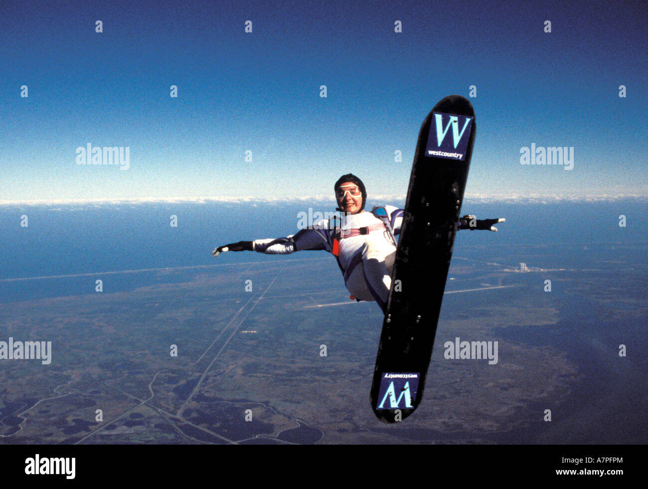 Blue skies above ground hi-res stock photography and images - Alamy