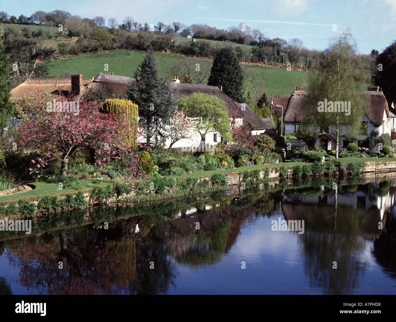 Cottages riverbank hi-res stock photography and images - Alamy