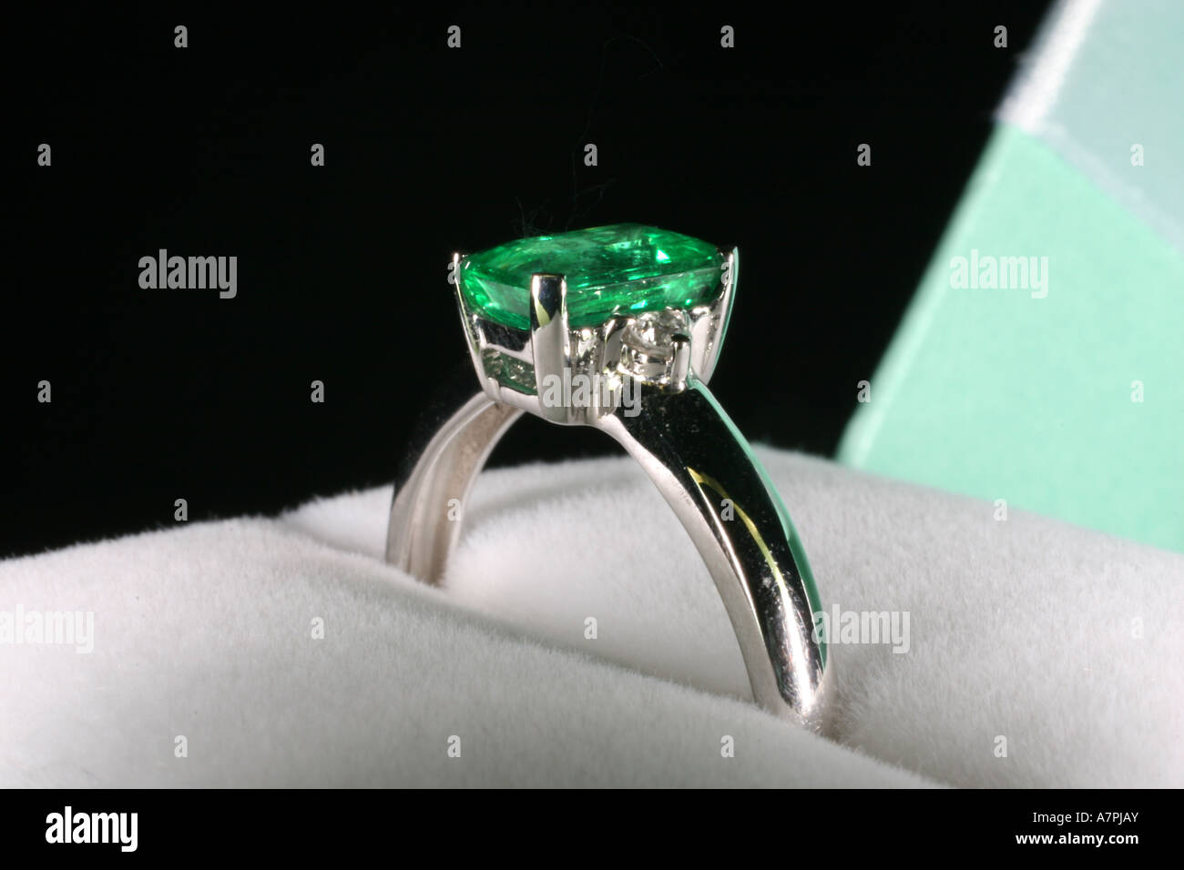 Emerald gold ring hi-res stock photography and images - Alamy