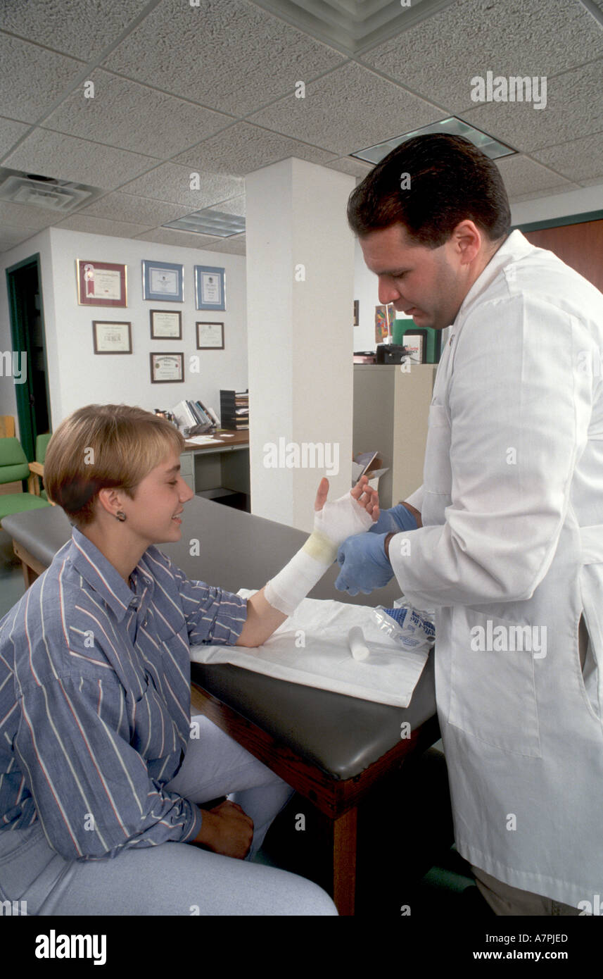 Arm cast hi-res stock photography and images - Alamy