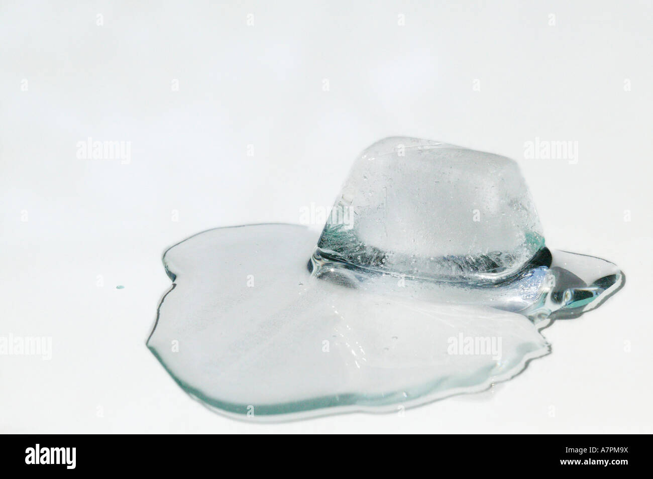 Melting ice cube hi-res stock photography and images - Alamy