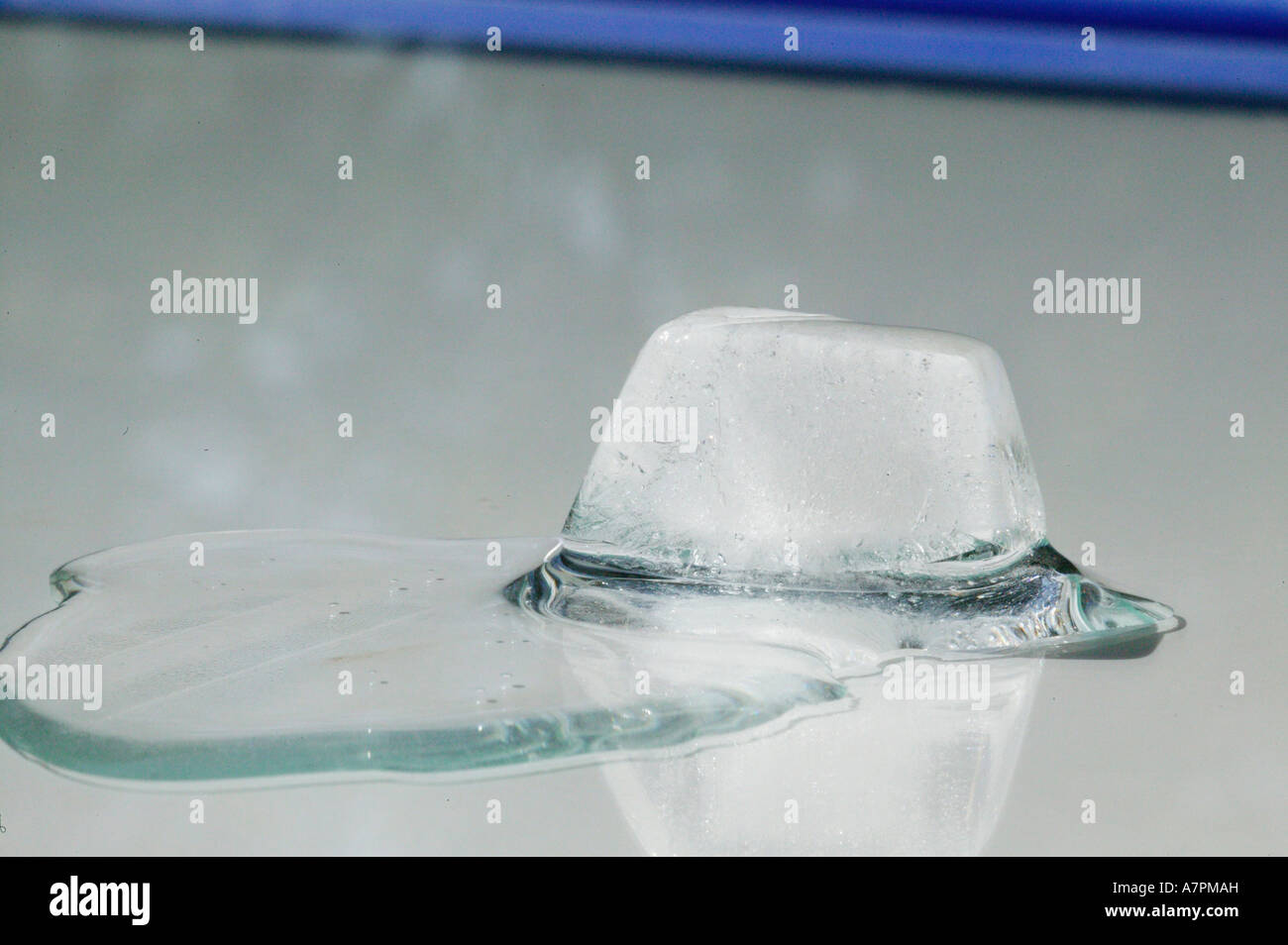 Melting ice cube hi-res stock photography and images - Alamy