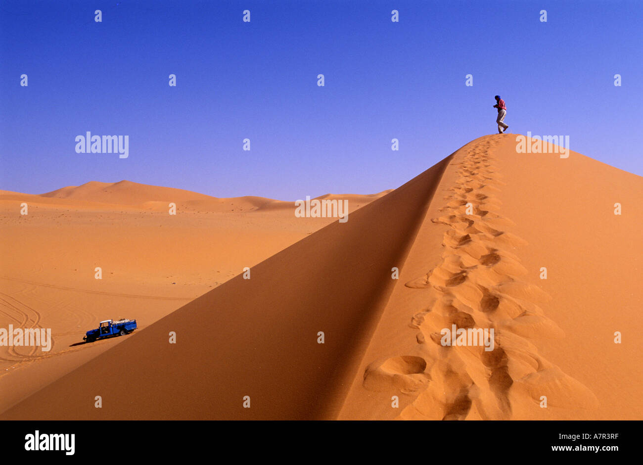 Libya, region of the desert, the Fezzan (Sahara), tourist in the dunes ...