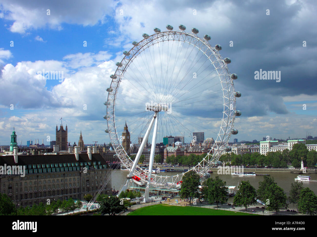 Millennium wheel with Houses of Parliament behind Stock Photo - Alamy