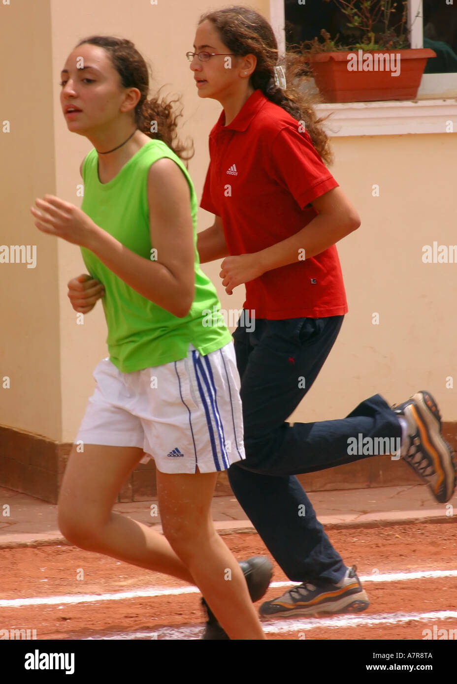 Girls running track school hi-res stock photography and images - Alamy