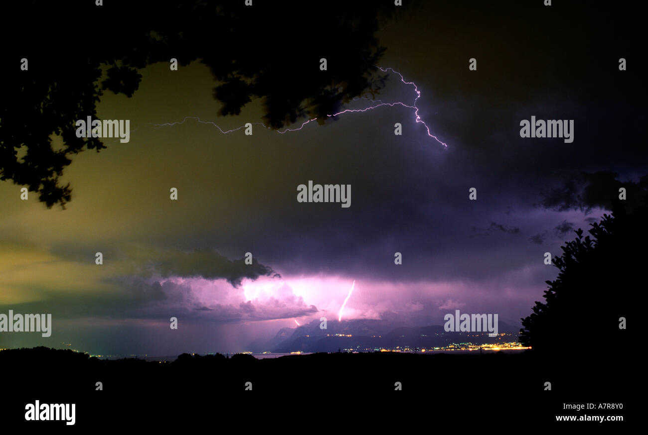 Horizontal lightning strikes in hi-res stock photography and images - Alamy