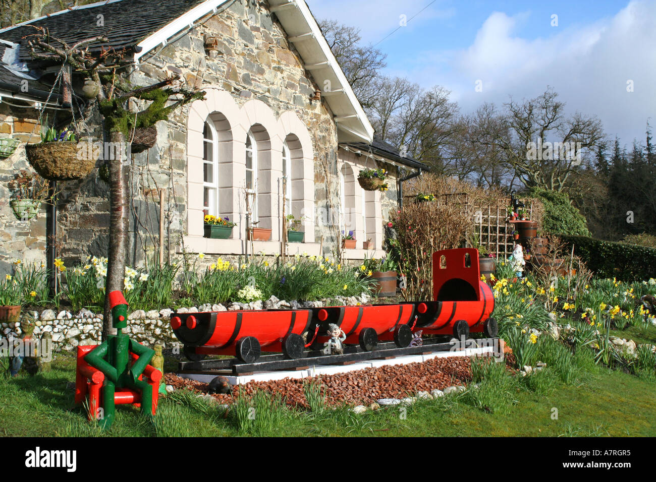 Lochside cottage hi-res stock photography and images - Alamy