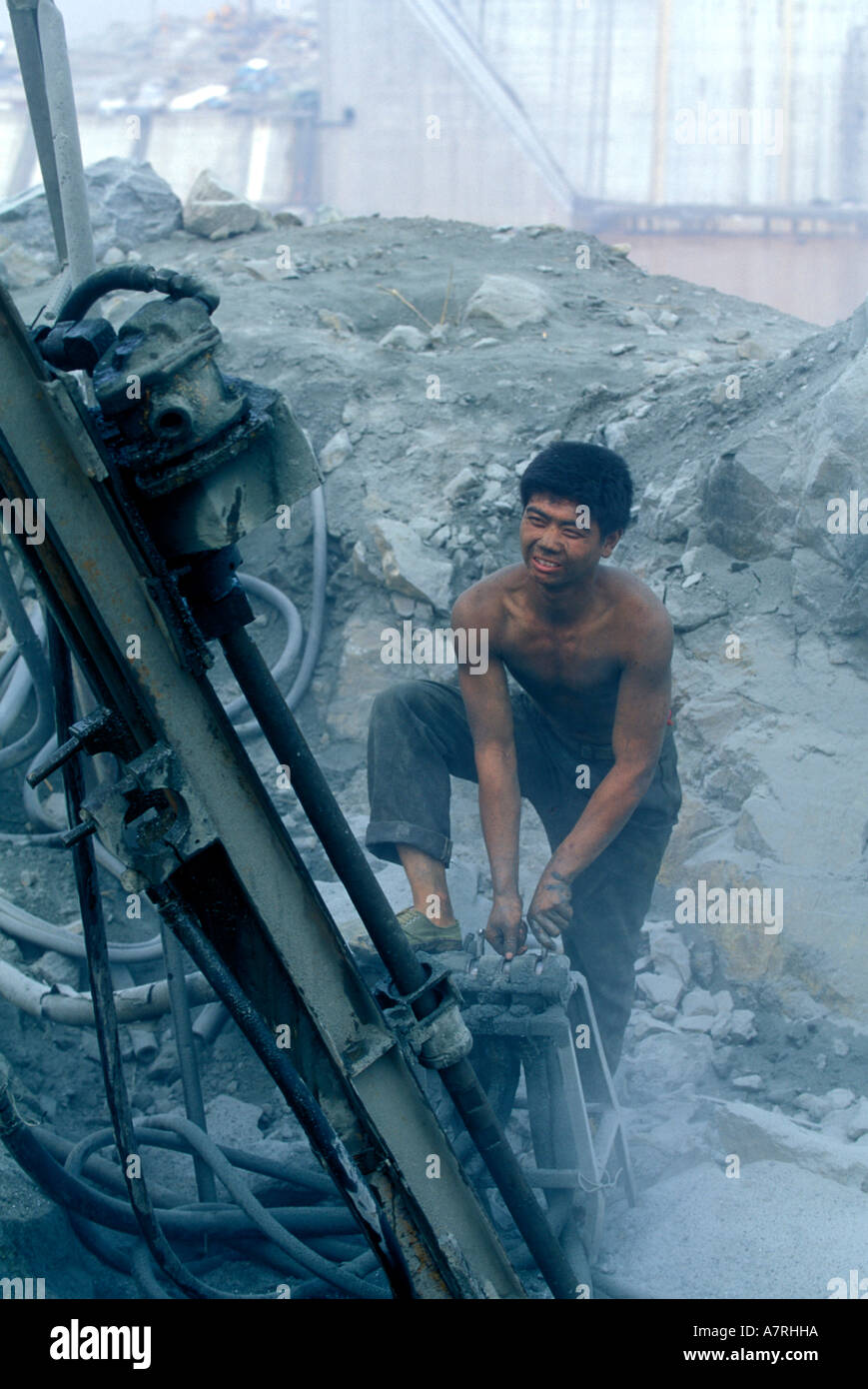 China dam construction workers hi-res stock photography and images - Alamy