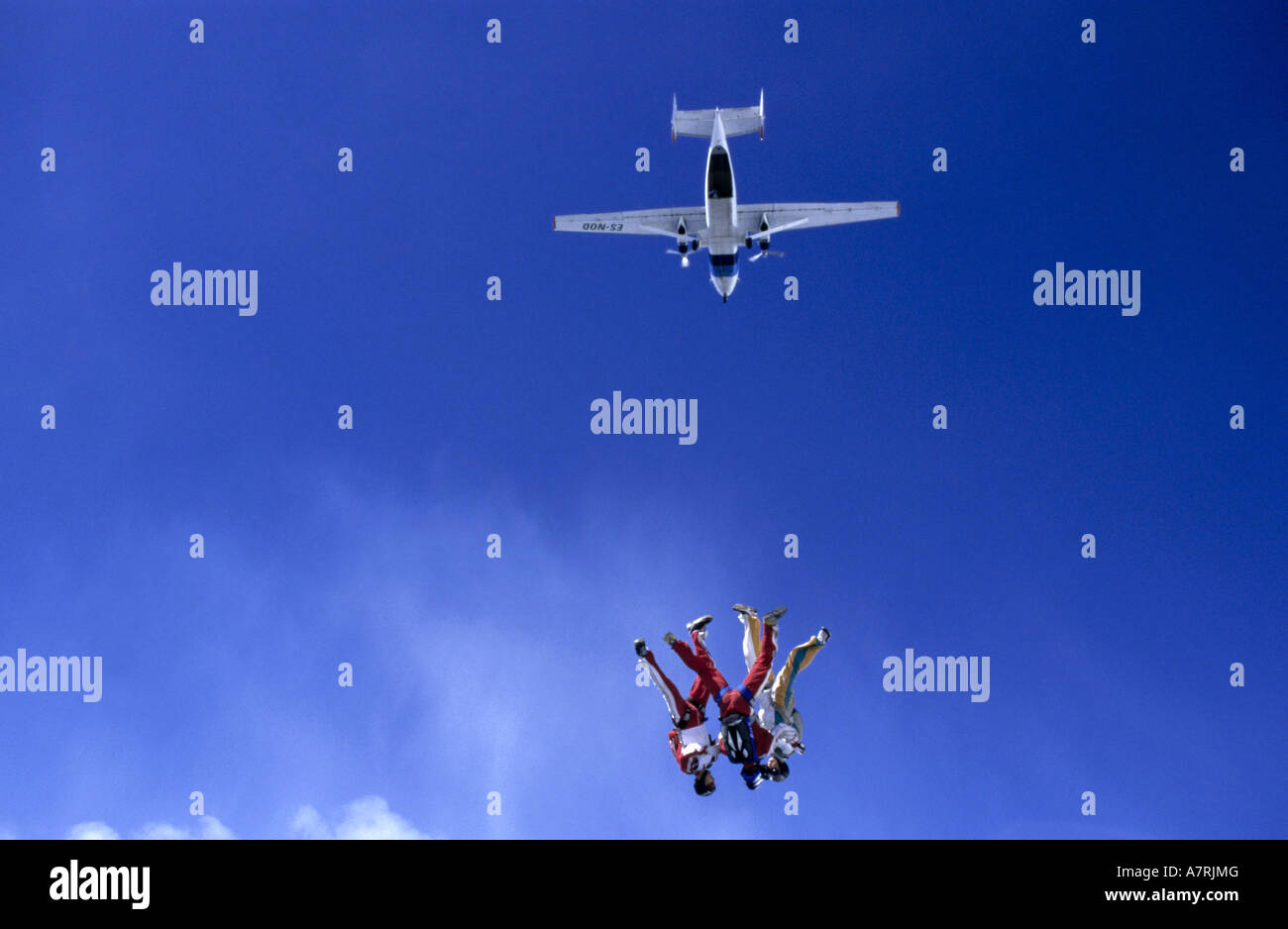 Parachuting down hi-res stock photography and images - Alamy