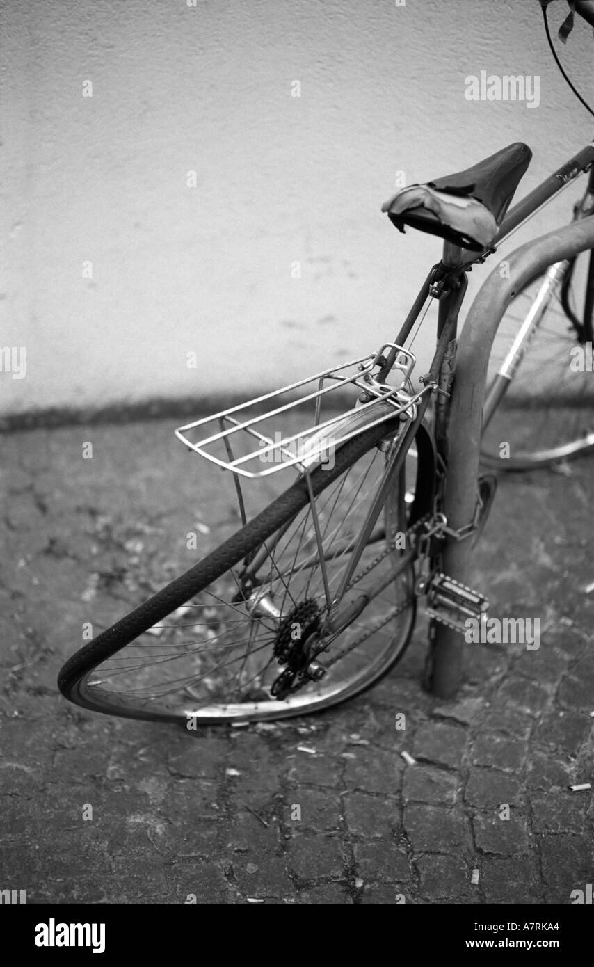 Buckled wheel hi-res stock photography and images - Alamy