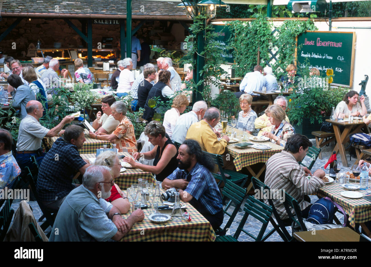 Group sitting outdoors restaurant hi-res stock photography and images ...