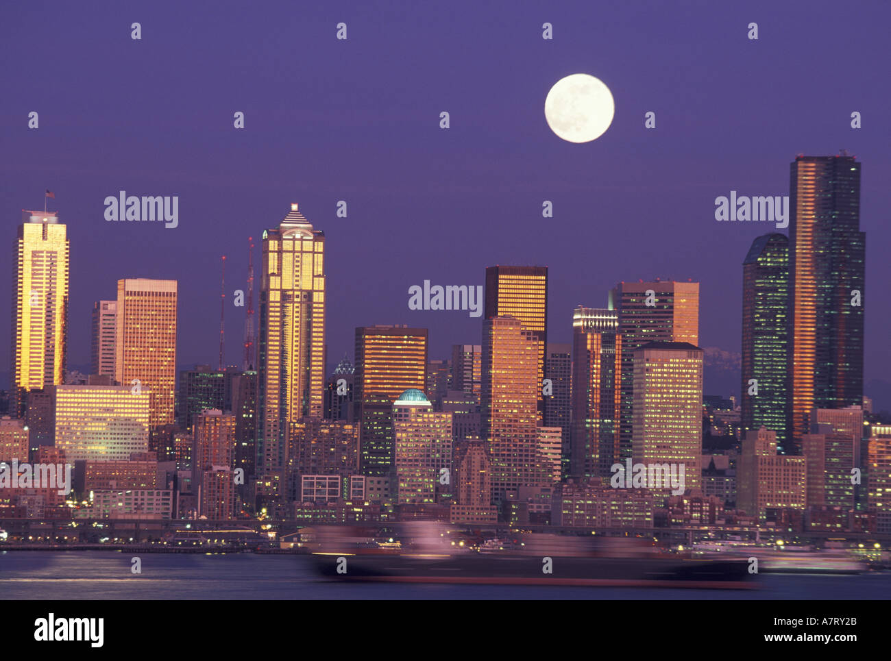Full moon skyscraper seattle hi-res stock photography and images - Alamy