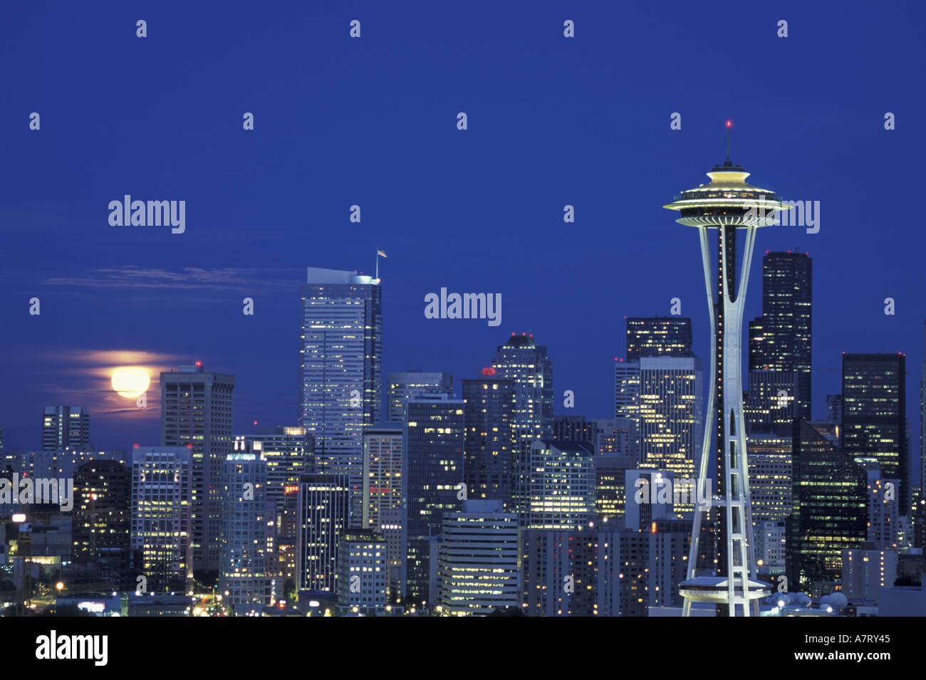Full moon skyscraper seattle hi-res stock photography and images - Alamy