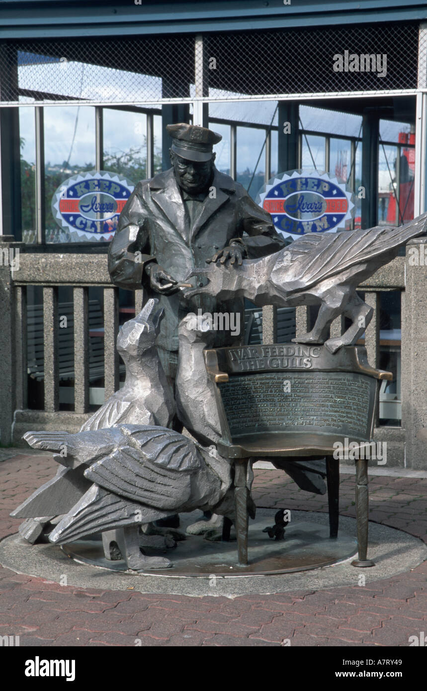 USA, Washington, Seattle Statue of Ivar Haglund (1905-1985) feeding ...