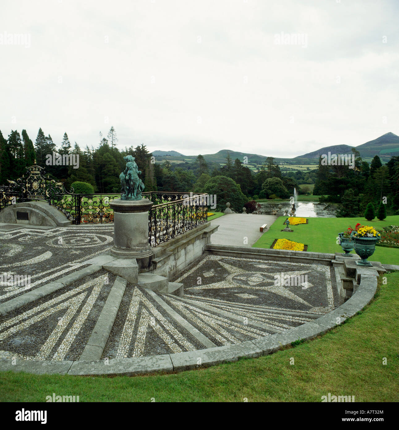 Formal garden fountain bench hi-res stock photography and images - Alamy