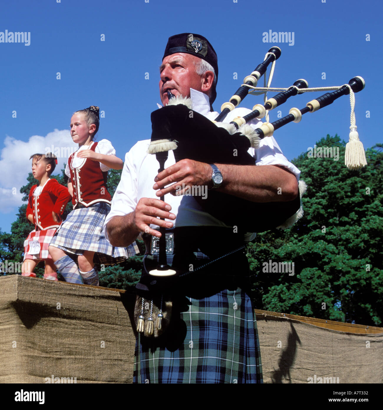 PIPER AND DANCERS AT SCOTTISH HIGHLAND GAMES Stock Photo - Alamy