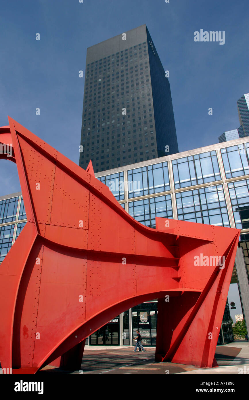 The Red Spider sculpture by Alexander Spider with high-rise office ...