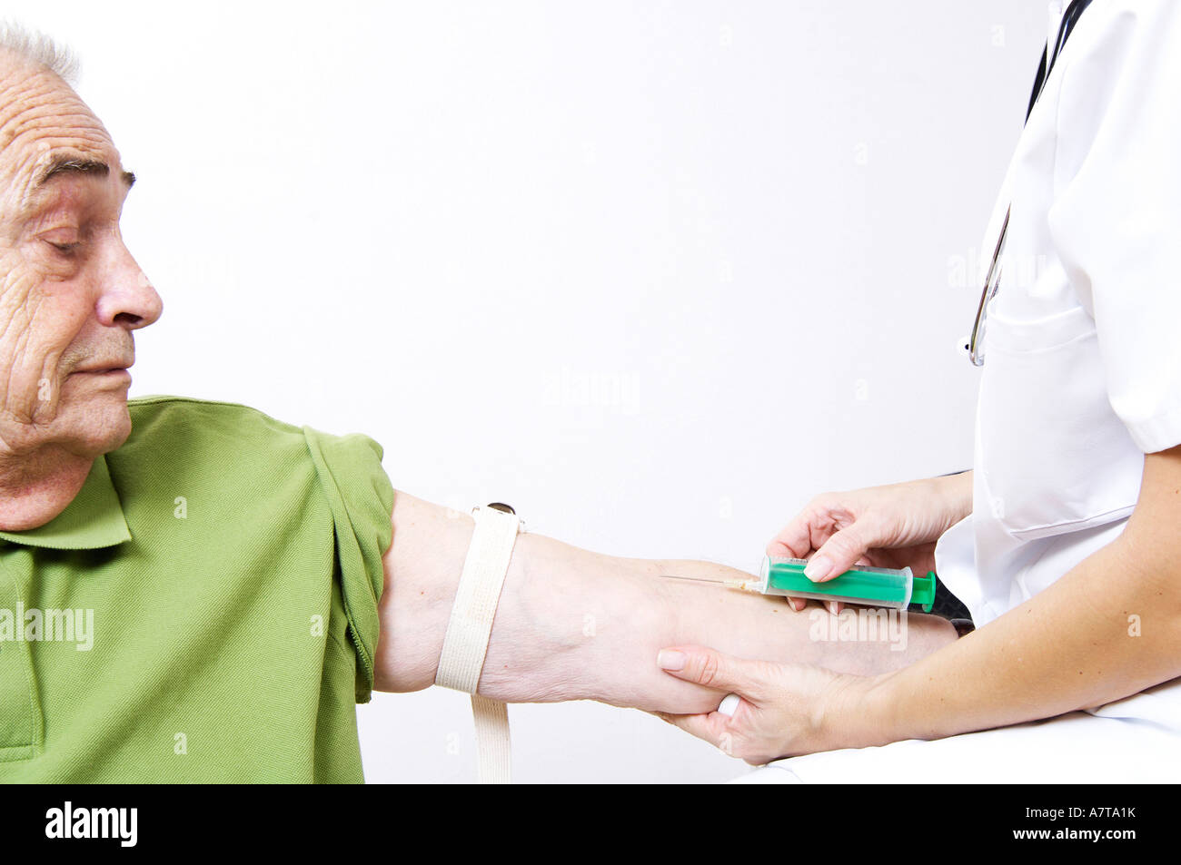 Doctor giving injection to patient Stock Photo - Alamy