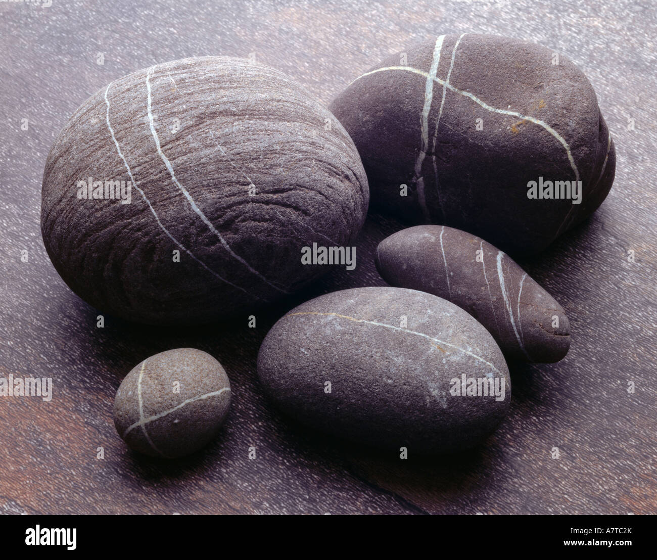 Colouring pebbles hi-res stock photography and images - Alamy