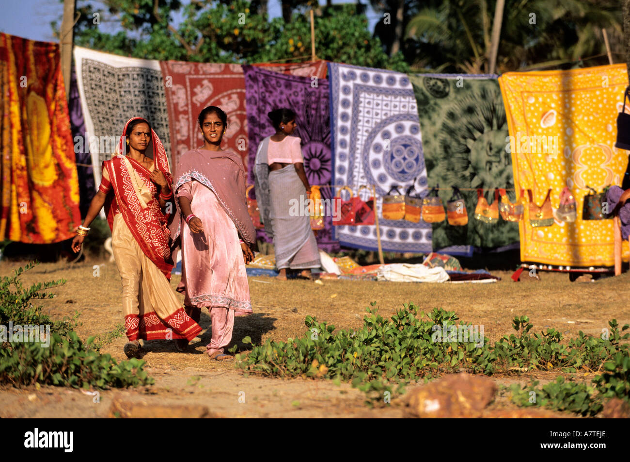 Woman sari goa beach hi-res stock photography and images - Alamy