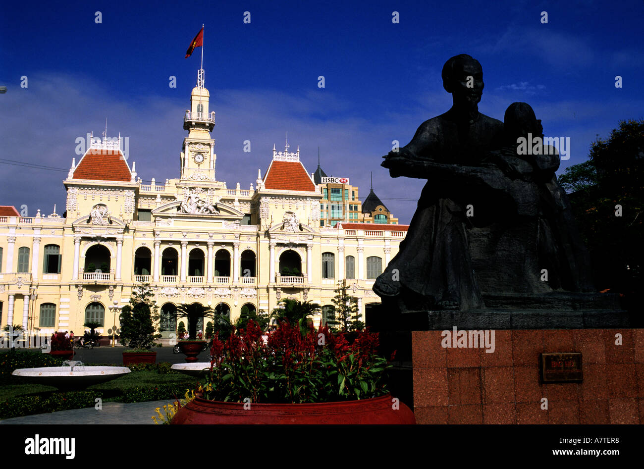 Saigon statue sculpture hi-res stock photography and images - Alamy