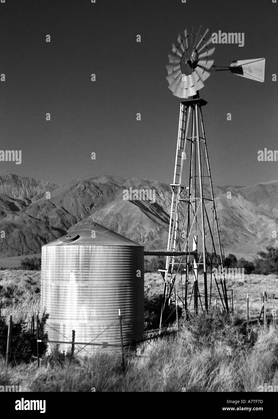 wind powered water pump CA Stock Photo - Alamy
